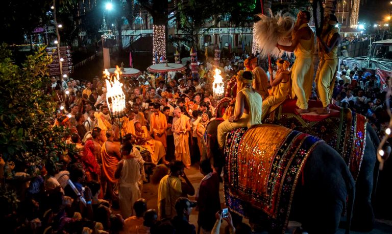 Arati – Deep Symbolism Behind Waving Lamp